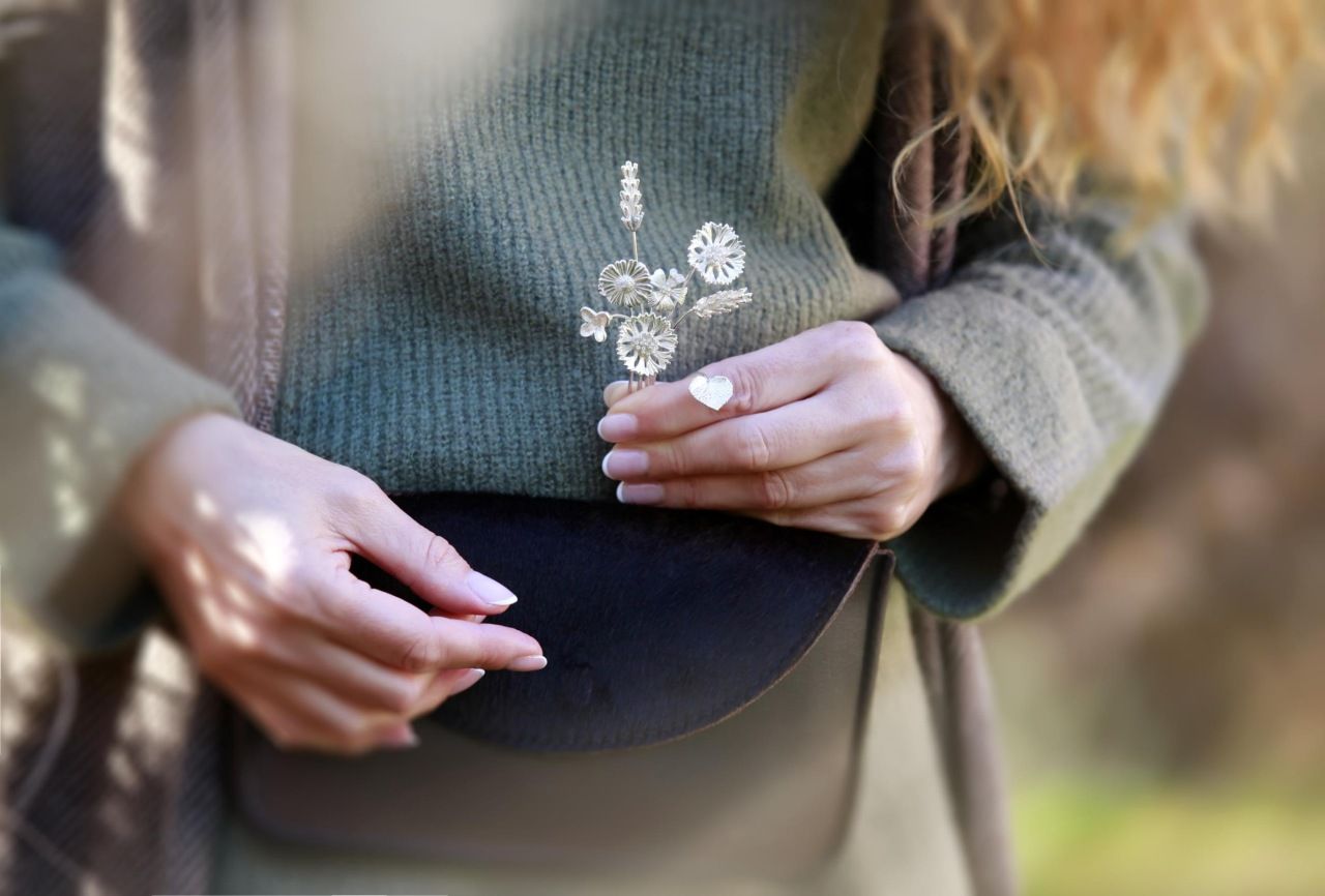 Jemná krása květin GIYOU ze stříbra a zlata. GIYOU květiny v kostce